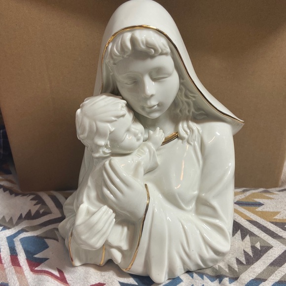 Mikasa | Accents | Mikasa Madonna And Child 7 Fk0951 Porcelain Holiday ...
